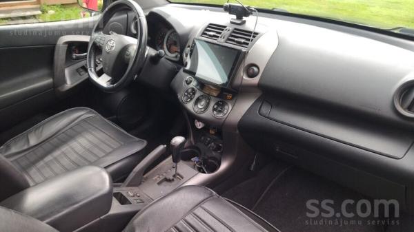 Black Toyota RAV4 2009 in Valmiera, with an engine capacity of 2.20 L and mileage of 283 thousand km for 6100 €, photo 8 on AUTOMOTO.COM.LV