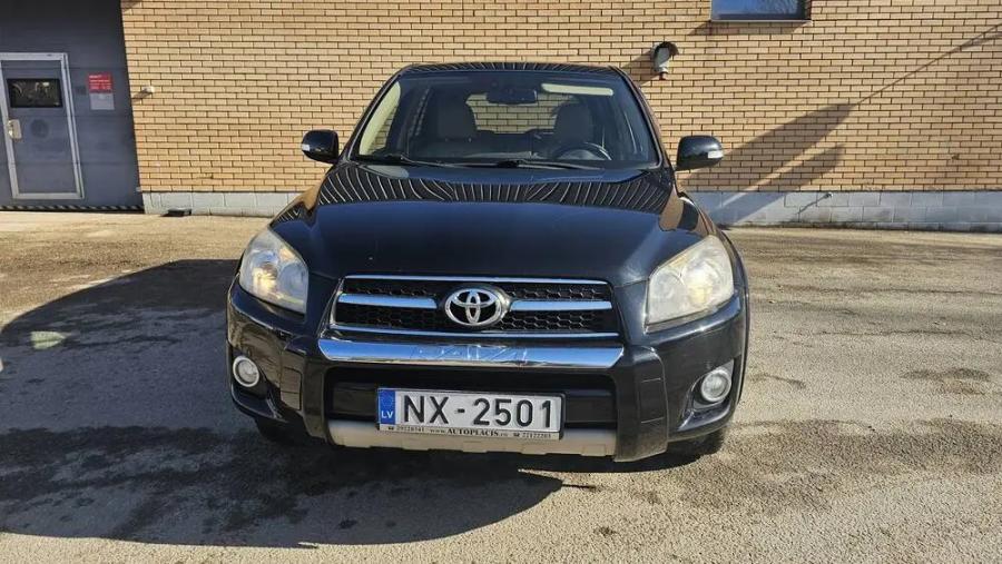 Black Toyota RAV4 2009 in Riga, with an engine capacity of 2.20 L and mileage of 219 thousand km for 5450 €, photo 3 on AUTOMOTO.COM.LV