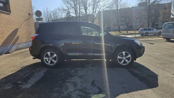 Black Toyota RAV4 2009 in Riga, with an engine capacity of 2.20 L and mileage of 219 thousand km for 5450 €, photo 4 on AUTOMOTO.COM.LV