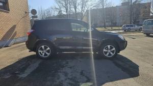 Black Toyota RAV4 2009 in Riga, with an engine capacity of 2.20 L and mileage of 219 thousand km for 5450 €, photo 5 on AUTOMOTO.COM.LV