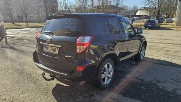 Black Toyota RAV4 2009 in Riga, with an engine capacity of 2.20 L and mileage of 219 thousand km for 5450 €, photo 5 on AUTOMOTO.COM.LV
