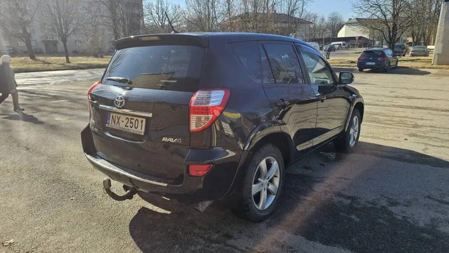 Black Toyota RAV4 2009 in Riga, with an engine capacity of 2.20 L and mileage of 219 thousand km for 5450 €, photo 6 on AUTOMOTO.COM.LV