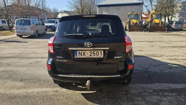 Black Toyota RAV4 2009 in Riga, with an engine capacity of 2.20 L and mileage of 219 thousand km for 5450 €, photo 6 on AUTOMOTO.COM.LV