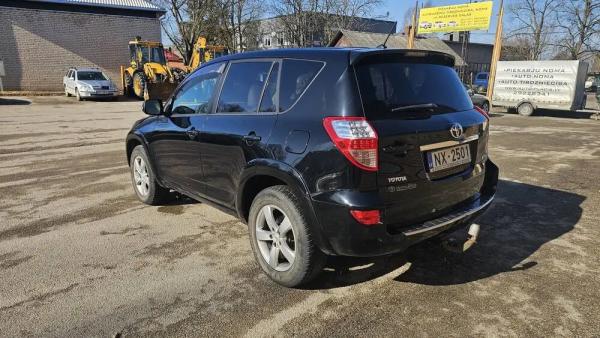 Black Toyota RAV4 2009 in Riga, with an engine capacity of 2.20 L and mileage of 219 thousand km for 5450 €, photo 7 on AUTOMOTO.COM.LV