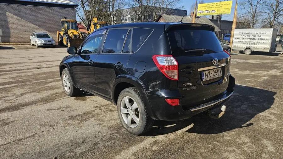 Black Toyota RAV4 2009 in Riga, with an engine capacity of 2.20 L and mileage of 219 thousand km for 5450 €, photo 8 on AUTOMOTO.COM.LV