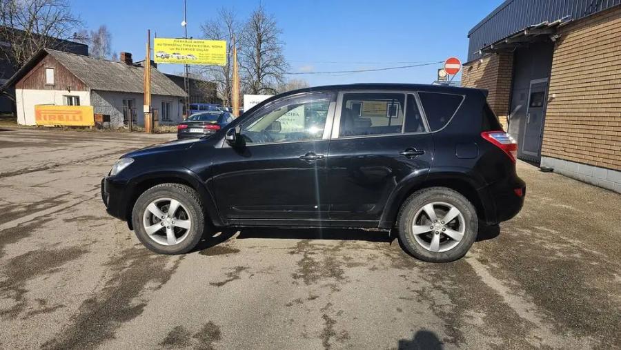 Black Toyota RAV4 2009 in Riga, with an engine capacity of 2.20 L and mileage of 219 thousand km for 5450 €, photo 9 on AUTOMOTO.COM.LV