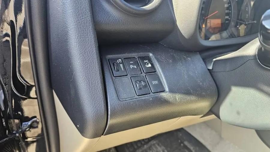 Black Toyota RAV4 2009 in Riga, with an engine capacity of 2.20 L and mileage of 219 thousand km for 5450 €, photo 13 on AUTOMOTO.COM.LV
