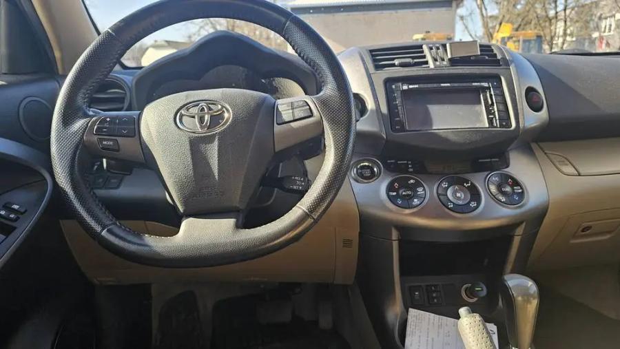 Black Toyota RAV4 2009 in Riga, with an engine capacity of 2.20 L and mileage of 219 thousand km for 5450 €, photo 15 on AUTOMOTO.COM.LV