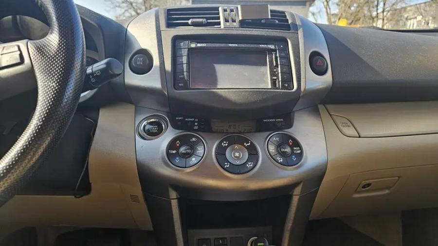 Black Toyota RAV4 2009 in Riga, with an engine capacity of 2.20 L and mileage of 219 thousand km for 5450 €, photo 19 on AUTOMOTO.COM.LV