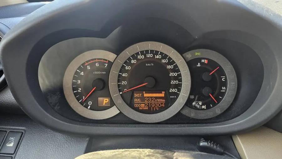 Black Toyota RAV4 2009 in Riga, with an engine capacity of 2.20 L and mileage of 219 thousand km for 5450 €, photo 25 on AUTOMOTO.COM.LV