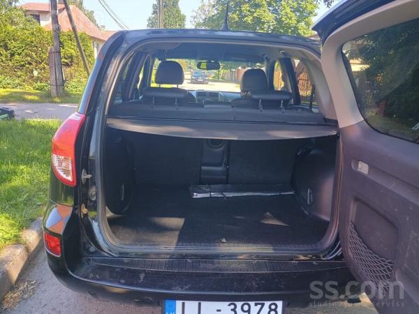 Black Toyota RAV4 2009 in Riga, with an engine capacity of 2.20 L and mileage of 301 thousand km for 3500 €, photo 6 on AUTOMOTO.COM.LV