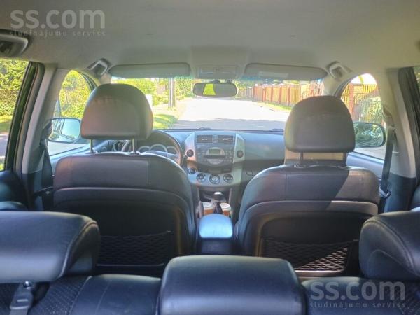 Black Toyota RAV4 2009 in Riga, with an engine capacity of 2.20 L and mileage of 301 thousand km for 3500 €, photo 7 on AUTOMOTO.COM.LV