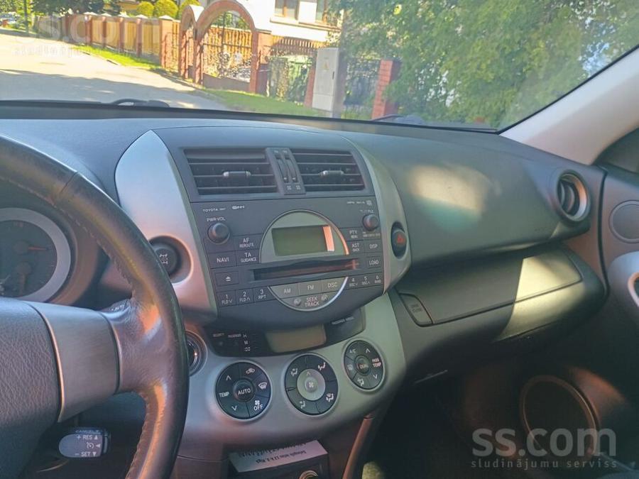 Melns Toyota RAV4 2009 Rīga, ar dzinēja tilpumu 2.20 L un nobraukumu 301 tūkst. km par 3500 €, foto 13 vietnē AUTOMOTO.COM.LV