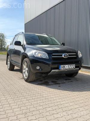 Melns Toyota RAV4 2009 Rīga, ar dzinēja tilpumu 2.00 L un nobraukumu 425 tūkst. km par 5100 €, foto  vietnē AUTOMOTO.COM.LV
