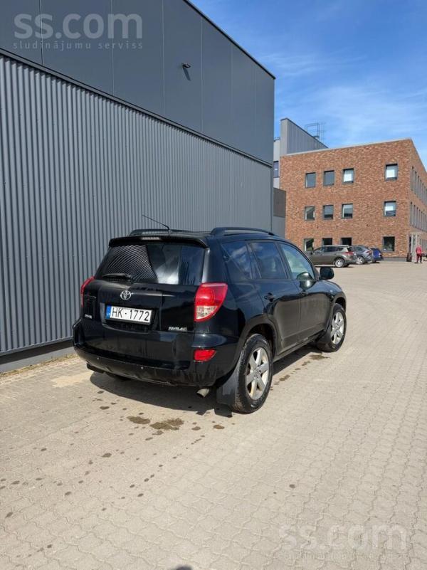 Melns Toyota RAV4 2009 Rīga, ar dzinēja tilpumu 2.00 L un nobraukumu 425 tūkst. km par 5100 €, foto 2 vietnē AUTOMOTO.COM.LV