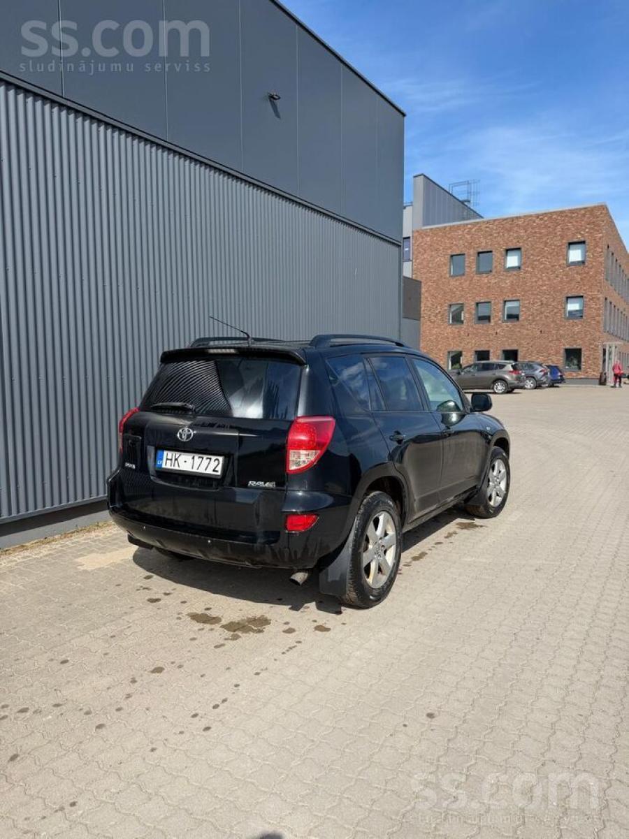 Black Toyota RAV4 2009 in Riga, with an engine capacity of 2.00 L and mileage of 425 thousand km for 5100 €, photo 3 on AUTOMOTO.COM.LV