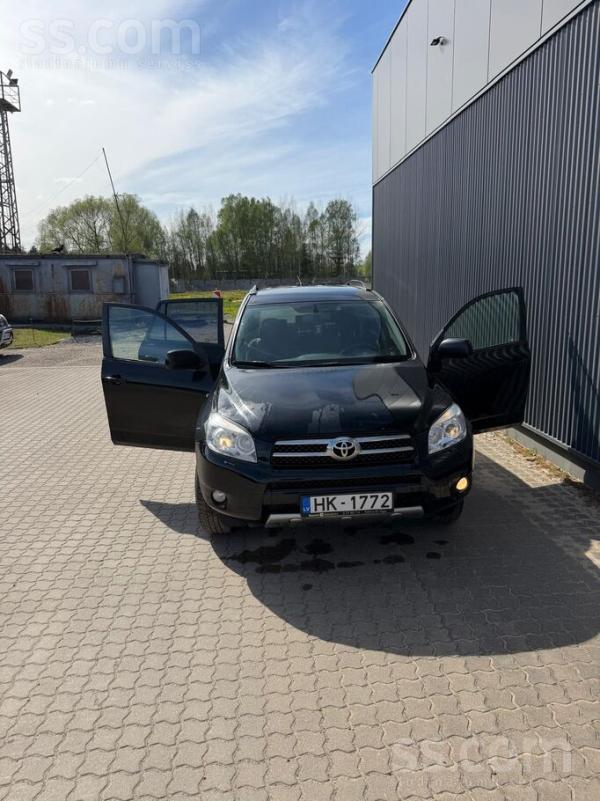 Melns Toyota RAV4 2009 Rīga, ar dzinēja tilpumu 2.00 L un nobraukumu 425 tūkst. km par 5100 €, foto 3 vietnē AUTOMOTO.COM.LV