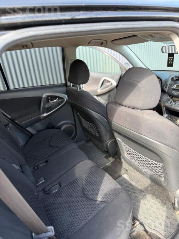 Melns Toyota RAV4 2009 Rīga, ar dzinēja tilpumu 2.00 L un nobraukumu 425 tūkst. km par 5100 €, foto 4 vietnē AUTOMOTO.COM.LV