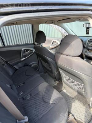 Black Toyota RAV4 2009 in Riga, with an engine capacity of 2.00 L and mileage of 425 thousand km for 5100 €, photo 5 on AUTOMOTO.COM.LV