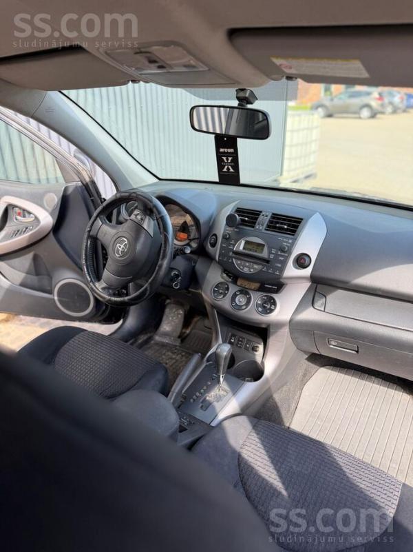 Melns Toyota RAV4 2009 Rīga, ar dzinēja tilpumu 2.00 L un nobraukumu 425 tūkst. km par 5100 €, foto 5 vietnē AUTOMOTO.COM.LV