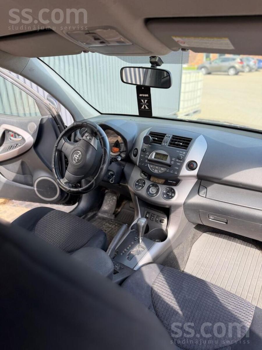 Black Toyota RAV4 2009 in Riga, with an engine capacity of 2.00 L and mileage of 425 thousand km for 5100 €, photo 6 on AUTOMOTO.COM.LV