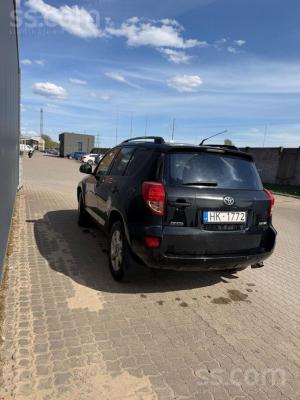 Black Toyota RAV4 2009 in Riga, with an engine capacity of 2.00 L and mileage of 425 thousand km for 5100 €, photo 8 on AUTOMOTO.COM.LV