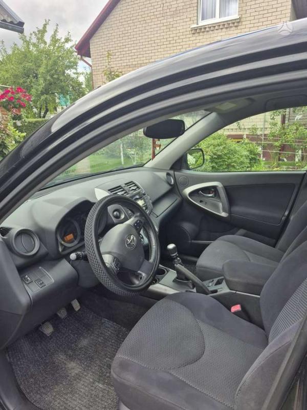 Black Toyota RAV4 2009 in Plunge, with an engine capacity of 2.23 L and mileage of 292 thousand km for 6400 €, photo 4 on AUTOMOTO.COM.LV