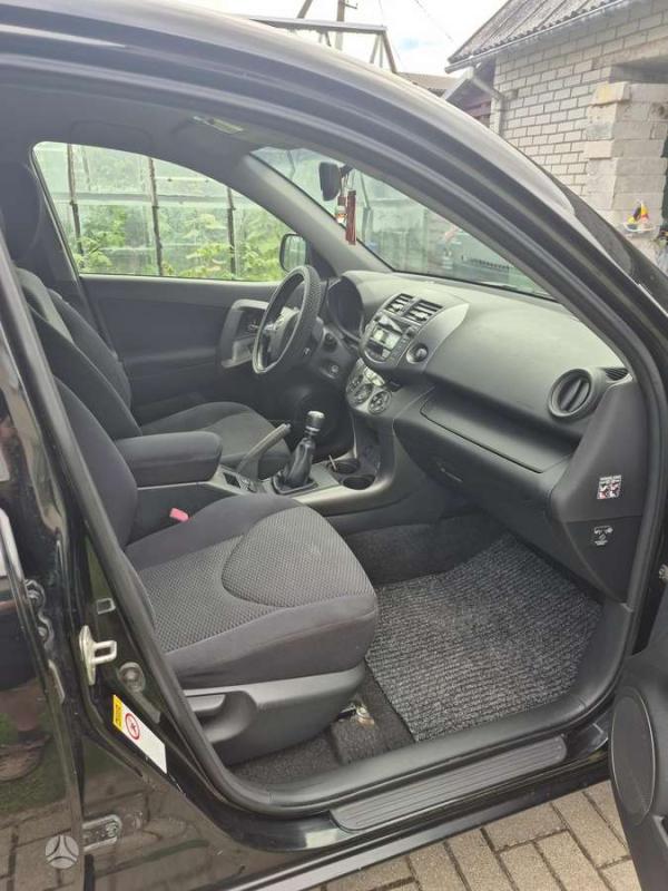 Black Toyota RAV4 2009 in Plunge, with an engine capacity of 2.23 L and mileage of 292 thousand km for 6400 €, photo 8 on AUTOMOTO.COM.LV