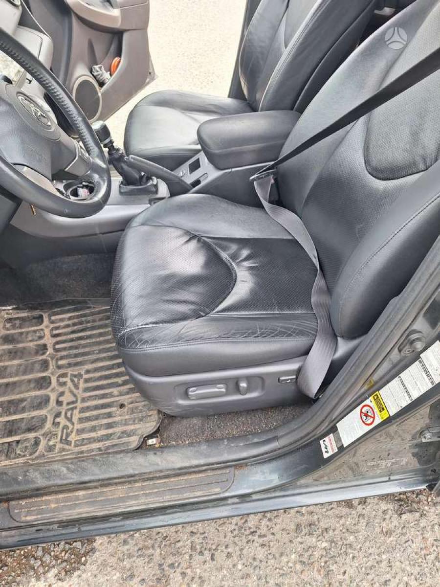Black Toyota RAV4 2009 in Klaipeda, with an engine capacity of 2.20 L and mileage of 154 thousand km for 4500 €, photo 3 on AUTOMOTO.COM.LV