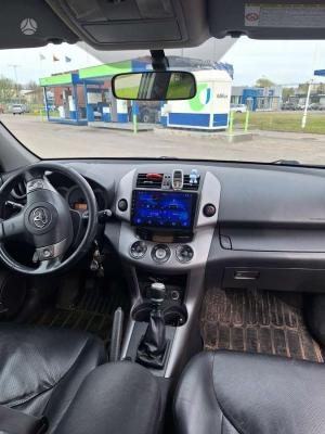 Black Toyota RAV4 2009 in Klaipeda, with an engine capacity of 2.20 L and mileage of 154 thousand km for 4500 €, photo 4 on AUTOMOTO.COM.LV