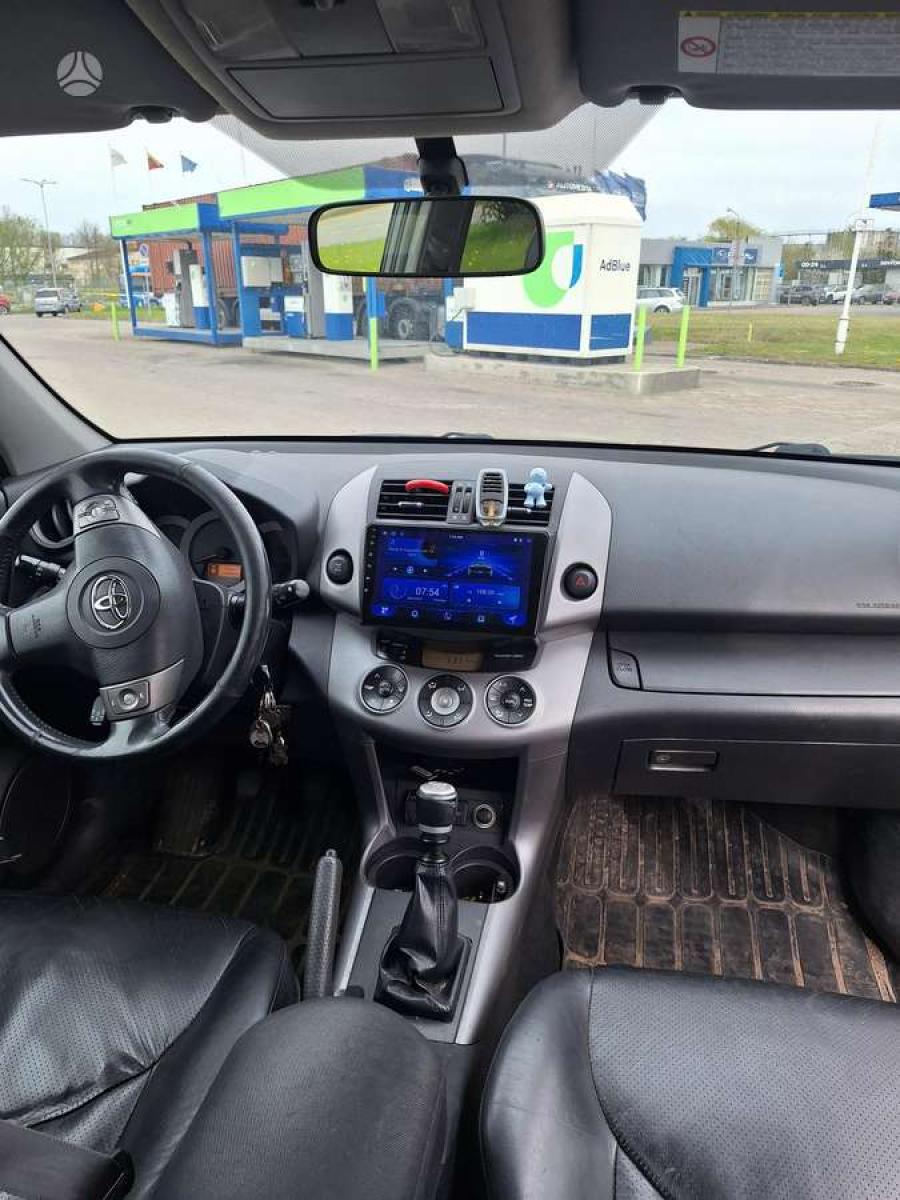 Black Toyota RAV4 2009 in Klaipeda, with an engine capacity of 2.20 L and mileage of 154 thousand km for 4500 €, photo 4 on AUTOMOTO.COM.LV