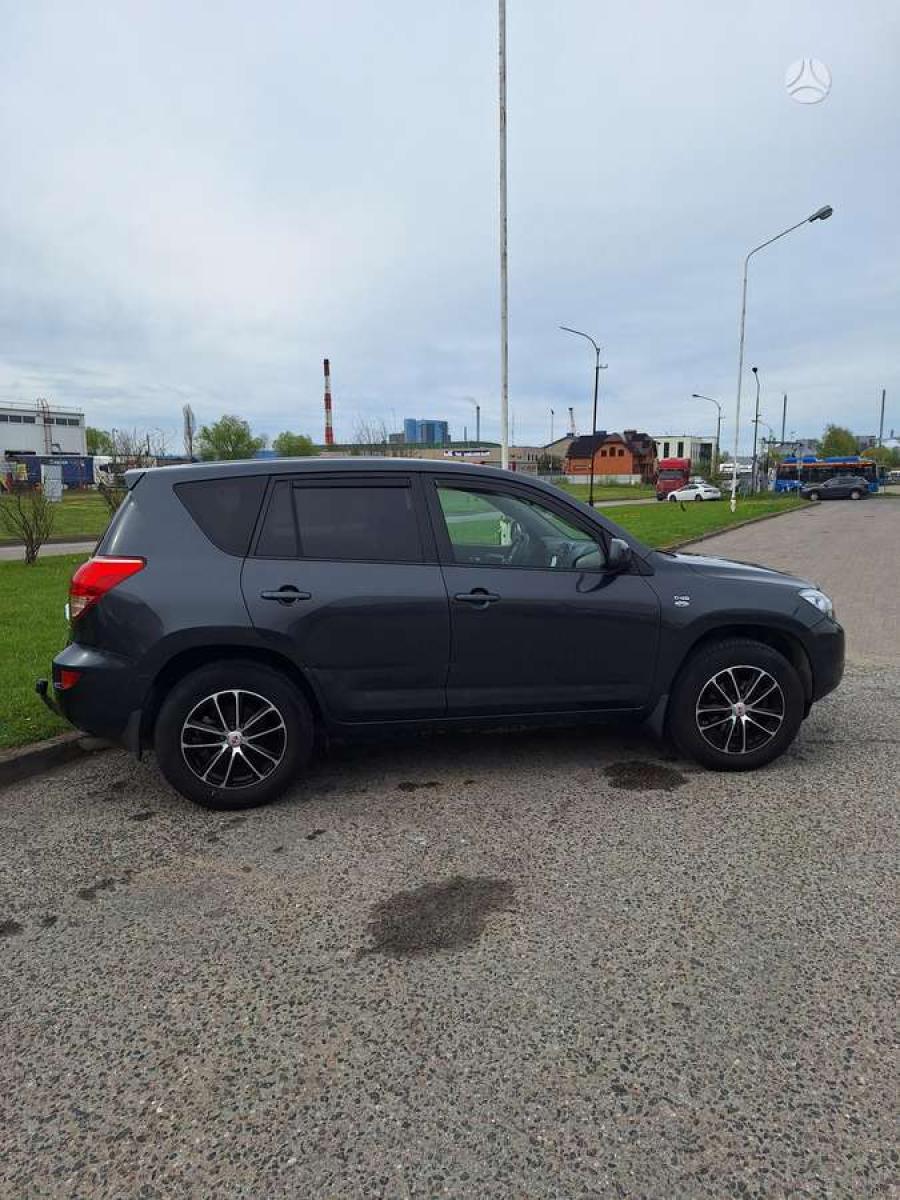Black Toyota RAV4 2009 in Klaipeda, with an engine capacity of 2.20 L and mileage of 154 thousand km for 4500 €, photo 6 on AUTOMOTO.COM.LV