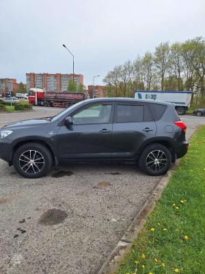 Black Toyota RAV4 2009 in Klaipeda, with an engine capacity of 2.20 L and mileage of 154 thousand km for 4500 €, photo 8 on AUTOMOTO.COM.LV