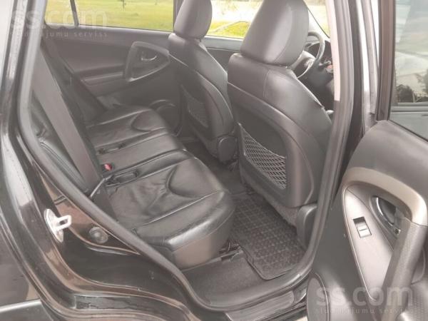 Black Toyota RAV4 2009 in Riga, with an engine capacity of 2.20 L and mileage of 287 thousand km for 5500 €, photo 9 on AUTOMOTO.COM.LV