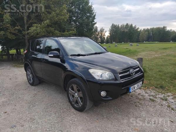 Black Toyota RAV4 2009 in Riga, with an engine capacity of 2.20 L and mileage of 287 thousand km for 5500 €, photo 4 on AUTOMOTO.COM.LV