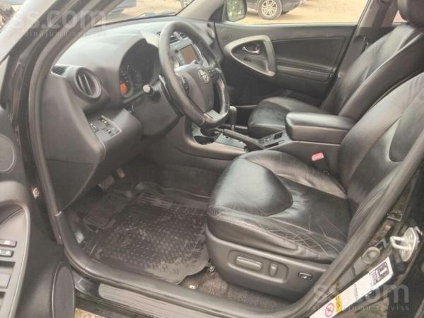 Black Toyota RAV4 2009 in Riga, with an engine capacity of 2.20 L and mileage of 287 thousand km for 5500 €, photo 6 on AUTOMOTO.COM.LV
