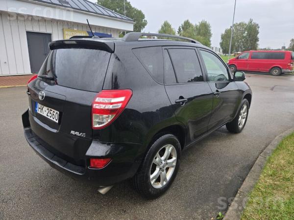 Melns Toyota RAV4 2009 Rīga, ar dzinēja tilpumu 2.00 L un nobraukumu 254 tūkst. km par 5400 €, foto 3 vietnē AUTOMOTO.COM.LV