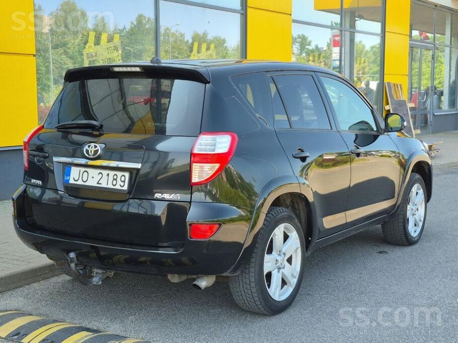 Melns Toyota RAV4 2010 Rīga, ar dzinēja tilpumu 2.20 L un nobraukumu 0 tūkst. km par 15700 €, foto 4 vietnē AUTOMOTO.COM.LV