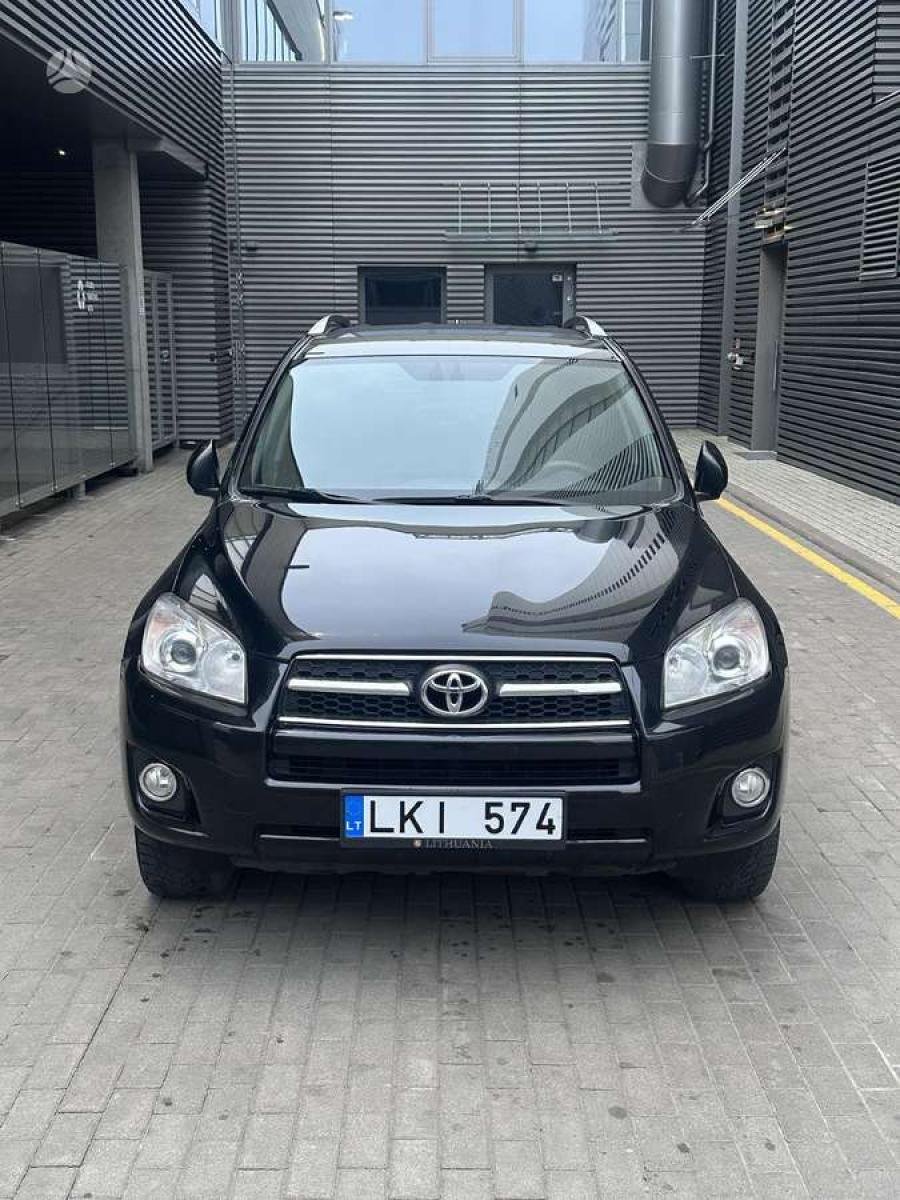 Black Toyota RAV4 2010 in Vilnius, with an engine capacity of 2.23 L and mileage of 291 thousand km for 5300 €, photo 1 on AUTOMOTO.COM.LV