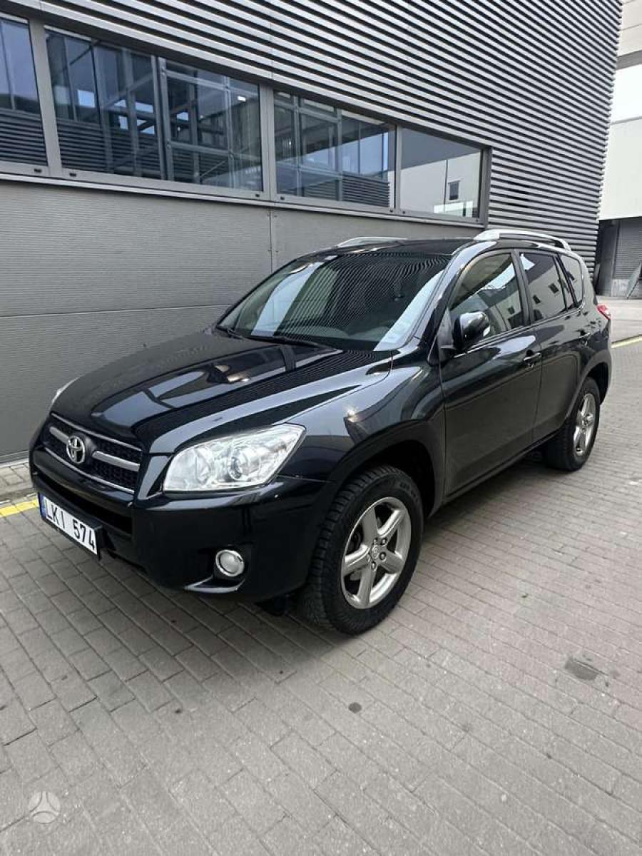 Black Toyota RAV4 2010 in Vilnius, with an engine capacity of 2.23 L and mileage of 291 thousand km for 5300 €, photo 3 on AUTOMOTO.COM.LV