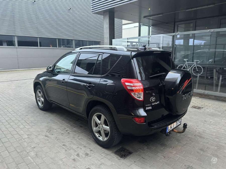 Black Toyota RAV4 2010 in Vilnius, with an engine capacity of 2.23 L and mileage of 291 thousand km for 5300 €, photo 4 on AUTOMOTO.COM.LV