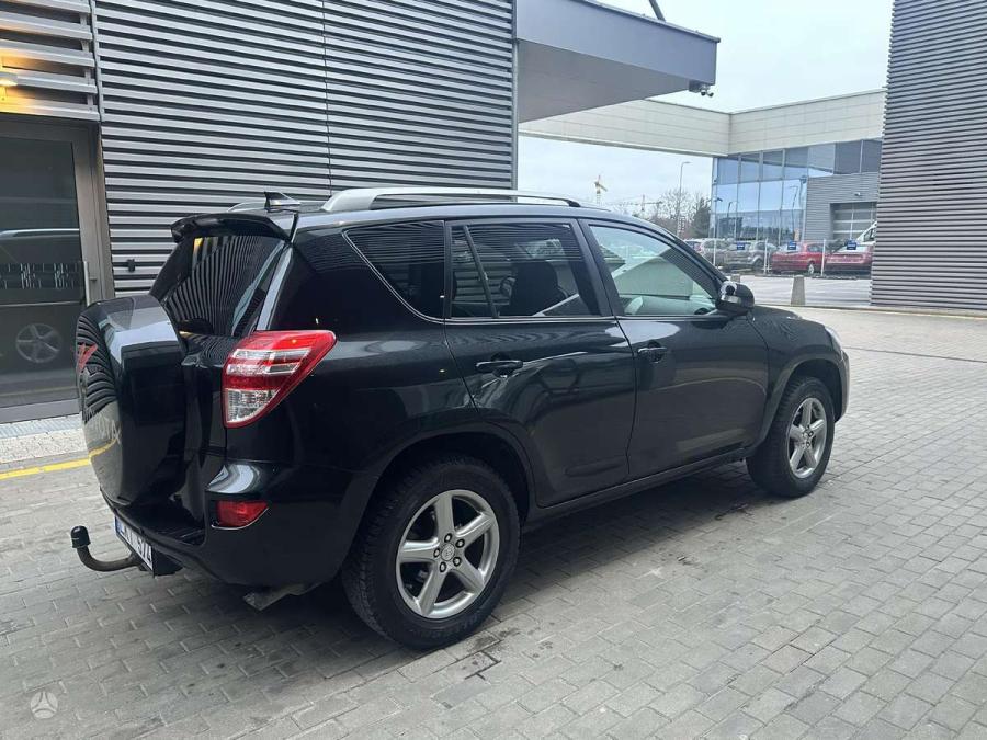 Black Toyota RAV4 2010 in Vilnius, with an engine capacity of 2.23 L and mileage of 291 thousand km for 5300 €, photo 5 on AUTOMOTO.COM.LV