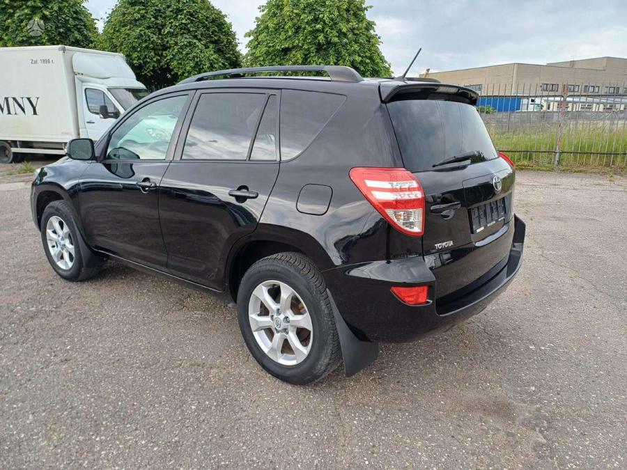 Melns Toyota RAV4 2010 Marijampole, ar dzinēja tilpumu 2.00 L un nobraukumu 226 tūkst. km par 7100 €, foto 2 vietnē AUTOMOTO.COM.LV