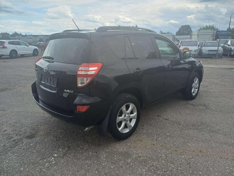 Melns Toyota RAV4 2010 Marijampole, ar dzinēja tilpumu 2.00 L un nobraukumu 226 tūkst. km par 7100 €, foto 3 vietnē AUTOMOTO.COM.LV