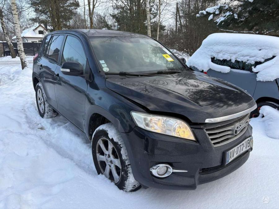 Black Toyota RAV4 2010 in Vilnius, with an engine capacity of 2.23 L and mileage of 295 thousand km for 3950 €, photo 1 on AUTOMOTO.COM.LV