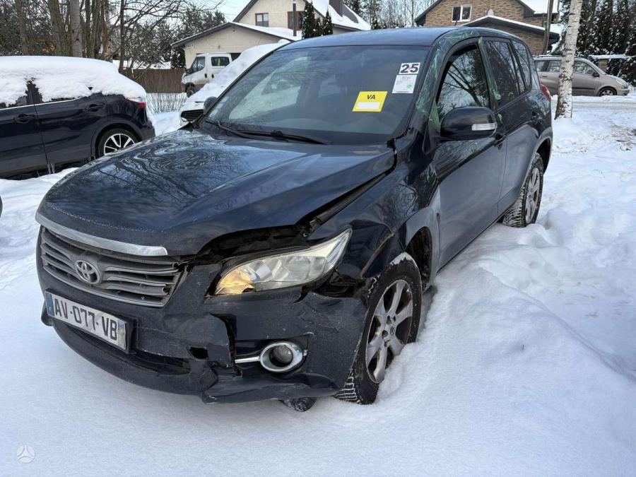 Black Toyota RAV4 2010 in Vilnius, with an engine capacity of 2.23 L and mileage of 295 thousand km for 3950 €, photo 2 on AUTOMOTO.COM.LV