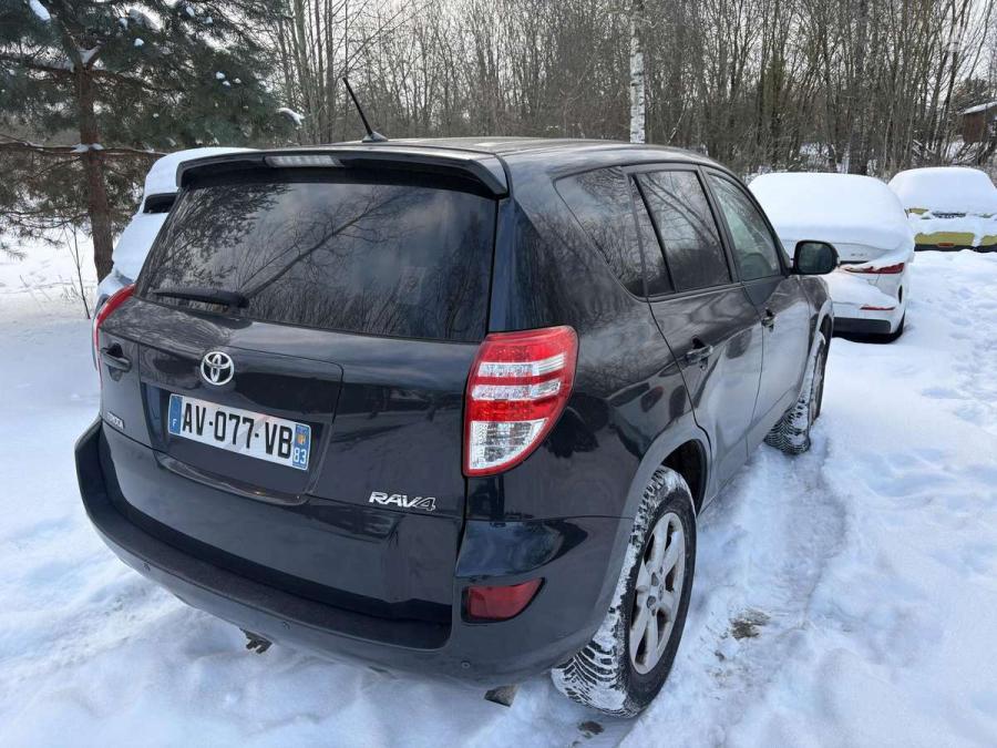Black Toyota RAV4 2010 in Vilnius, with an engine capacity of 2.23 L and mileage of 295 thousand km for 3950 €, photo 3 on AUTOMOTO.COM.LV