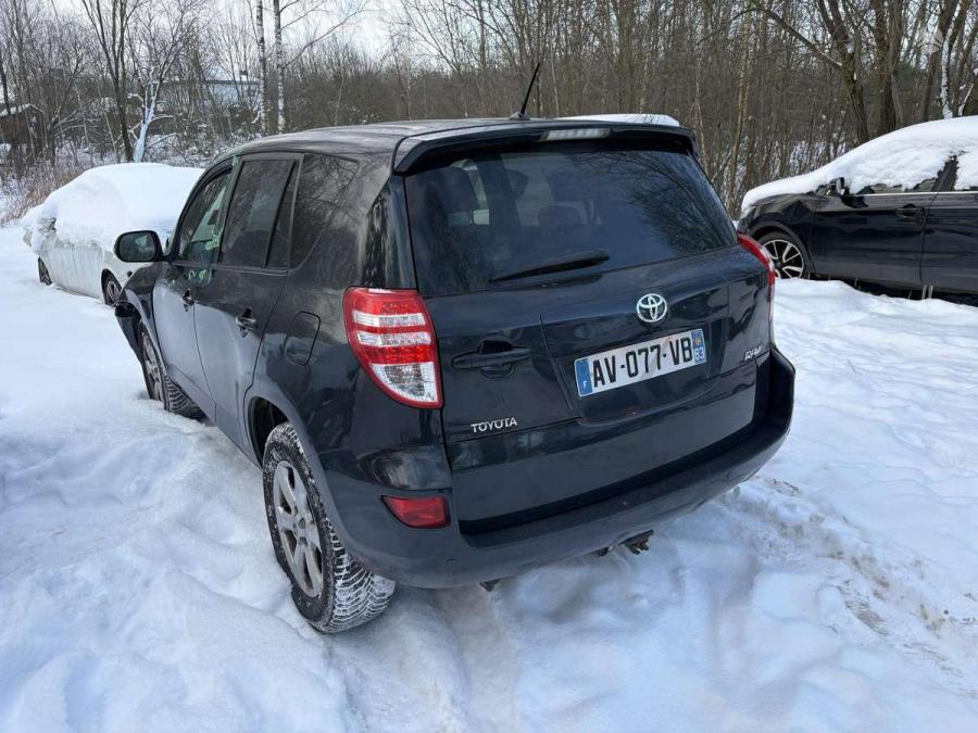 Black Toyota RAV4 2010 in Vilnius, with an engine capacity of 2.23 L and mileage of 295 thousand km for 3950 €, photo 4 on AUTOMOTO.COM.LV