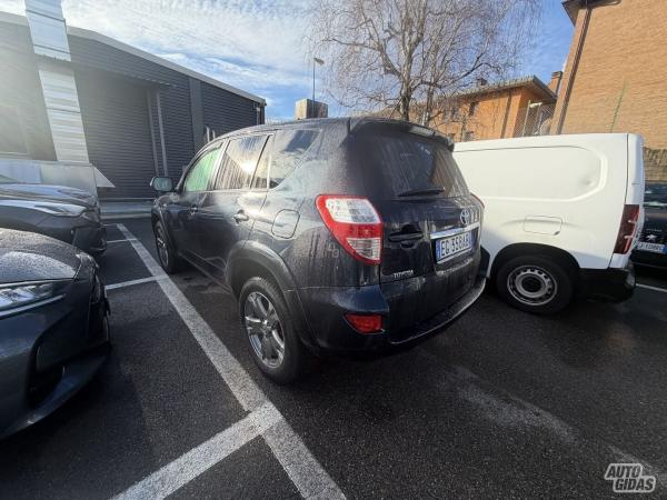 Black Toyota RAV4 2010 in Vilnius, with an engine capacity of 2.50 L and mileage of 122 thousand km for 9350 €, photo 6 on AUTOMOTO.COM.LV