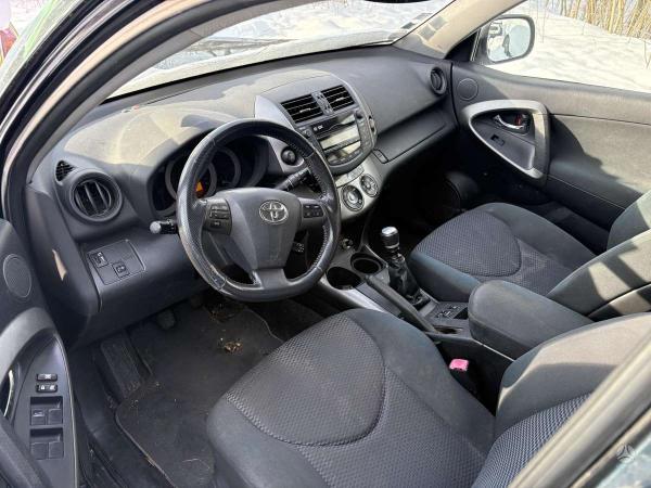 Melns Toyota RAV4 2010 Viļņa, ar dzinēja tilpumu 2.23 L un nobraukumu 290 tūkst. km par 3650 €, foto 5 vietnē AUTOMOTO.COM.LV